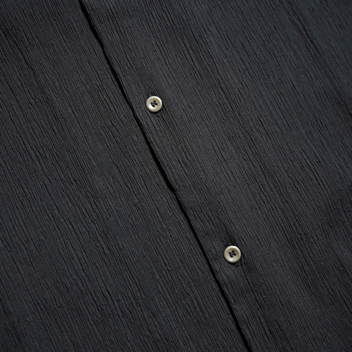 CURLY&Co. / STRIPE CRAPE SHIRT (Black)