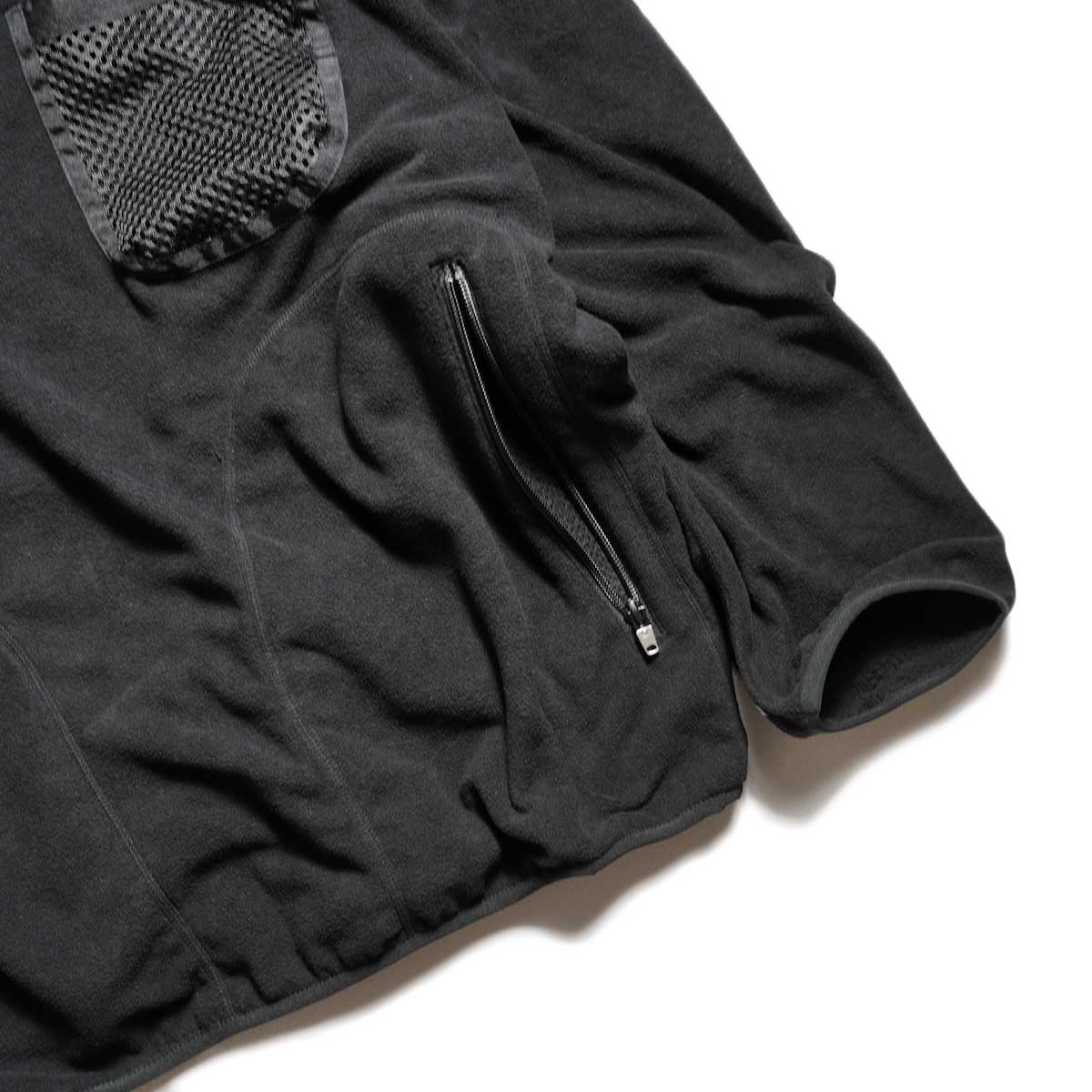 The Soloist / back gusset sleeve harf zip fleece jacket. (Black)